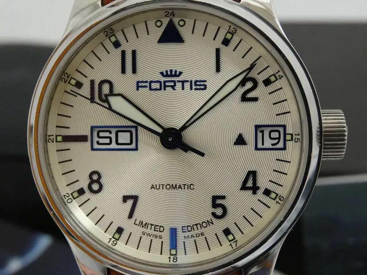 Fortis F-43 Flieger Big Day Date automático completo | Relojes ...